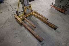 SUMNER 760/18 MANUAL LIFT - Shackelton Auctions Inc.