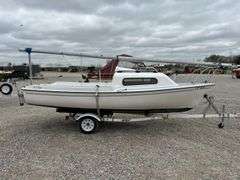 SIREN 17' SAILBOAT WITH EZ LOADER TRAILER - Shackelton Auctions Inc.