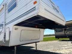 2004 KEYSTONE SPRINGDALE 280KL 5TH WHEEL CAMPER - Shackelton Auctions Inc.