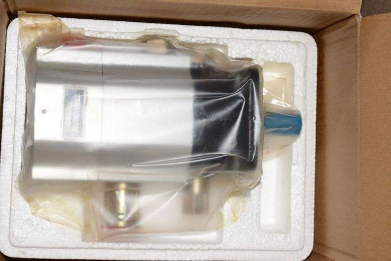 Hydroworks 2 Stage Hydraulic Gear Pump - Shackelton Auctions Inc.