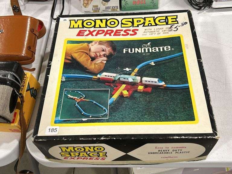 MONO SPACE EXPRESS PLASTIC TRAIN SET - Shackelton Auctions Inc.