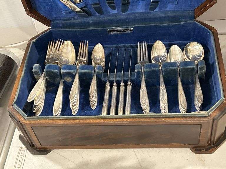 CHEST OF COMMUNITY PLATE FLATWARE - Shackelton Auctions Inc.