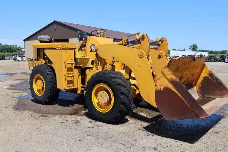 CLARKE 55B ARTICULATING PAY LOADER & 2 CABS - Shackelton Auctions Inc.