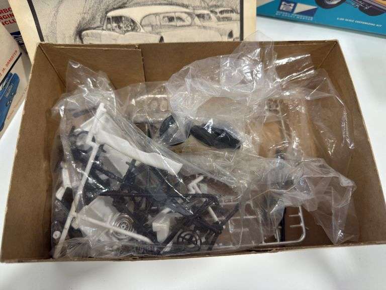 FOUR VINTAGE MODEL KITS - USED - Shackelton Auctions Inc.