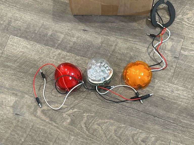 BOX OF ASSORTED LIGHTS - Shackelton Auctions Inc.