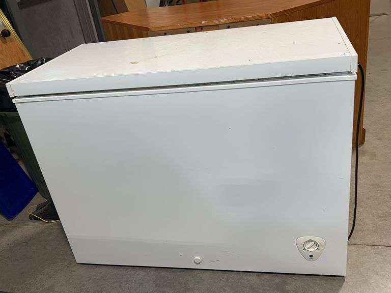 CHEST FREEZER MODEL # FFFC09M1RW - 44"X23"X33" - Shackelton Auctions Inc.