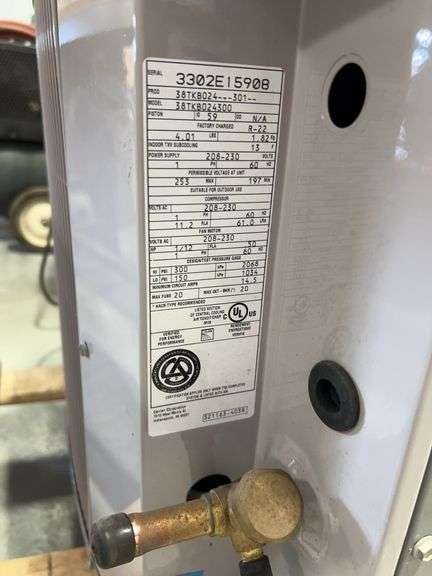 CARRIER AIR CONDITIONER MODEL 38TKB024300 - Shackelton Auctions Inc.
