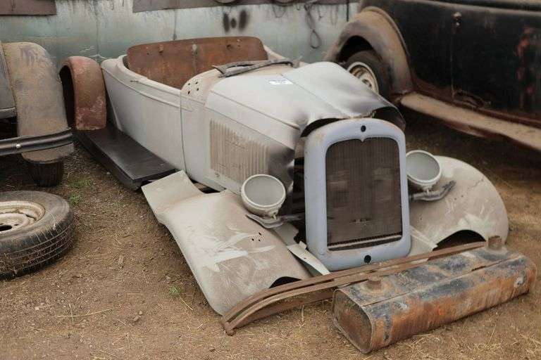 1927 CHEVROLET ROADSTER WITH PAINTED FRAME - Shackelton Auctions Inc.