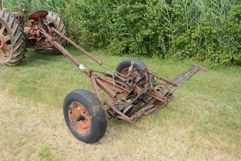 IH PULL TYPE 7' PTO SICKLE BAR MOWER - Shackelton Auctions Inc.