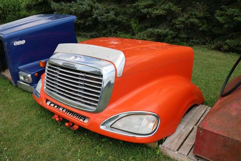 FREIGHTLINE HOOD - Shackelton Auctions Inc.