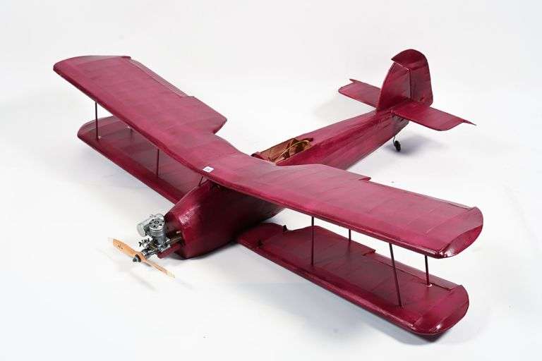 GAS POWERED MODEL AIRPLANE - Shackelton Auctions Inc.