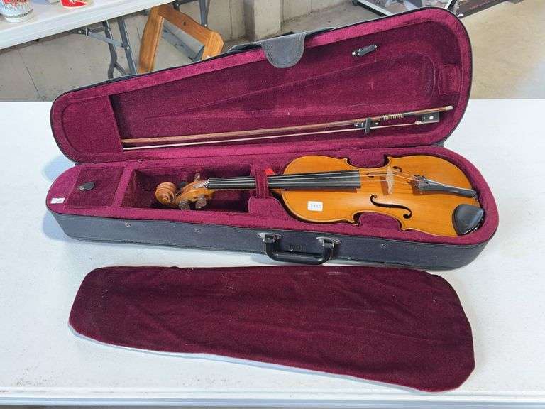 FIDDLE WITH BOW AND CASE - 24" - Shackelton Auctions Inc.