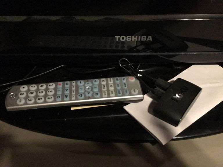 Toshiba 40” color TV, GE Universal Remote and ROKU device - Wolfe ...