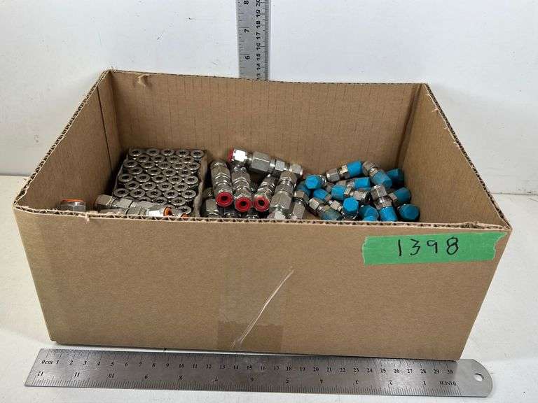 BOX OF MISC HYDRAULIC FITTINGS, Approx 100 - Wild Rose Auction Services