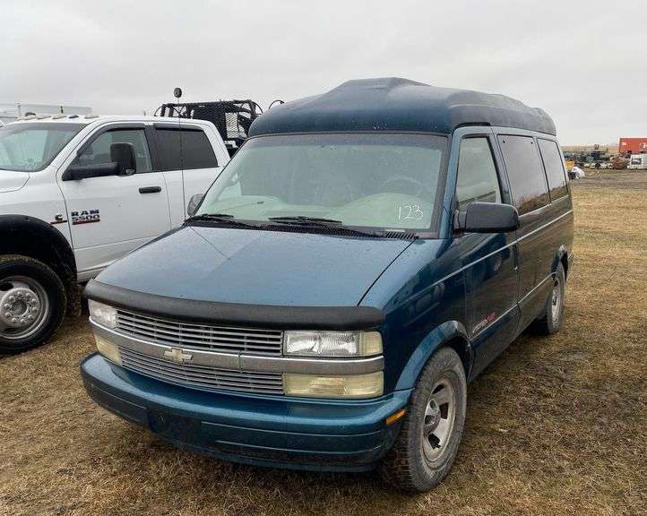 2002 Chevy Astro Van AWD LS *UnReserved* - Wild Rose Auction Services