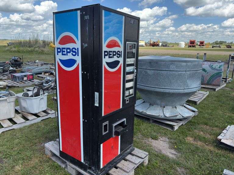 Vintage Pepsi/Pop machine w/keys, *Unreserved* - Wild Rose Auction Services