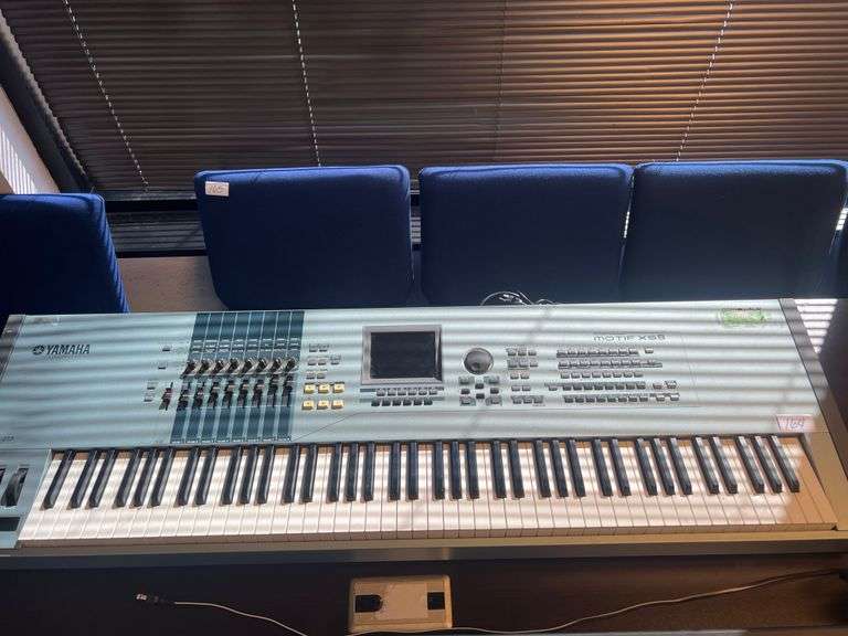 YAMAHA MOTIF X58 88-KEY KEYBOARD WORKSTATION SYNTHESIZER POWERS ON WITH ...