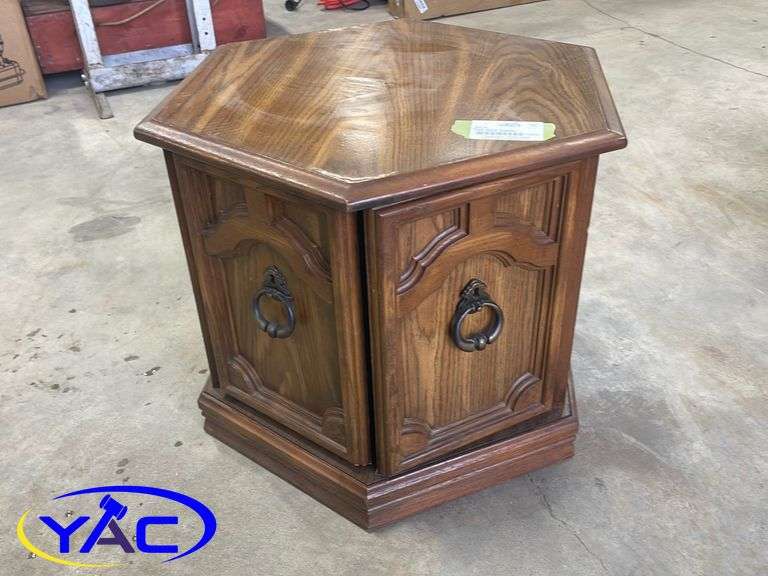 Oak End Table - YAC Auctions