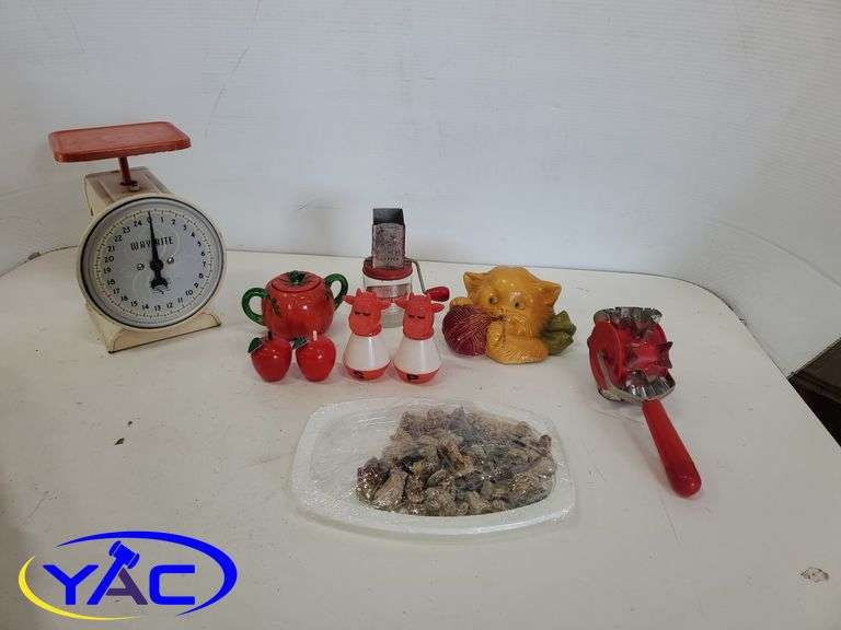 Box Of 7 Kitchen Decor Items - YAC Auctions