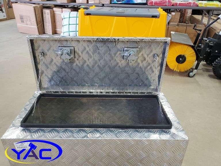 RECTANGLE PLAIN TOOL BOX - YAC Auctions