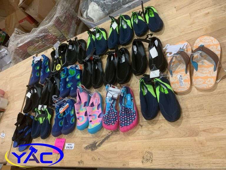 16PAIRS MIXED SHOES & SLIPPERS - YAC Auctions