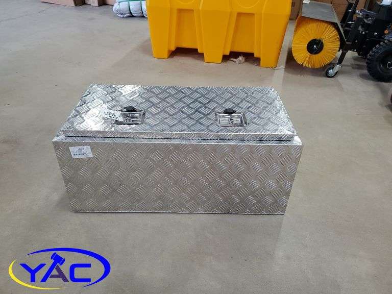 RECTANGLE PLAIN TOOL BOX - YAC Auctions