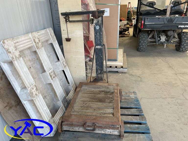 Antique Barrel Scale - YAC Auctions
