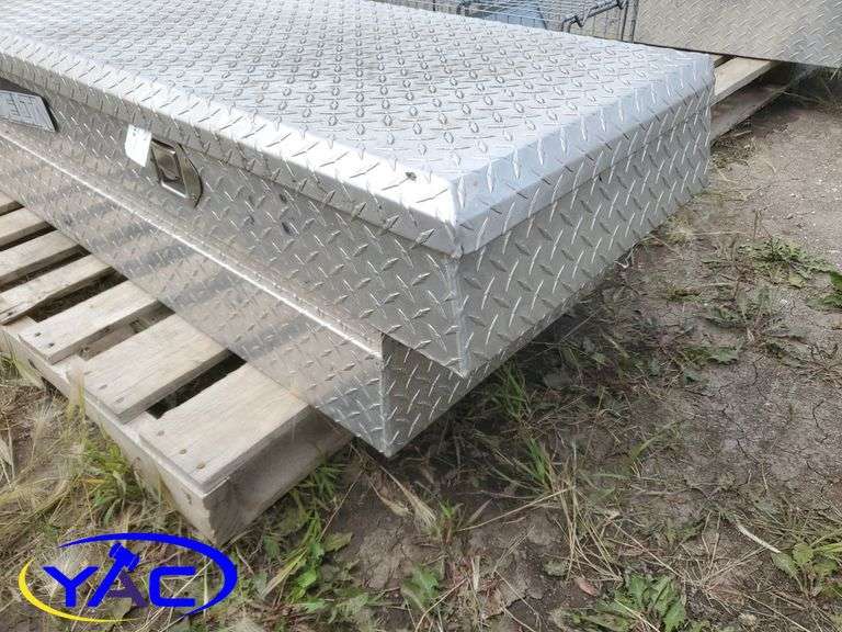 Delta Checker Plate Tool Box - YAC Auctions