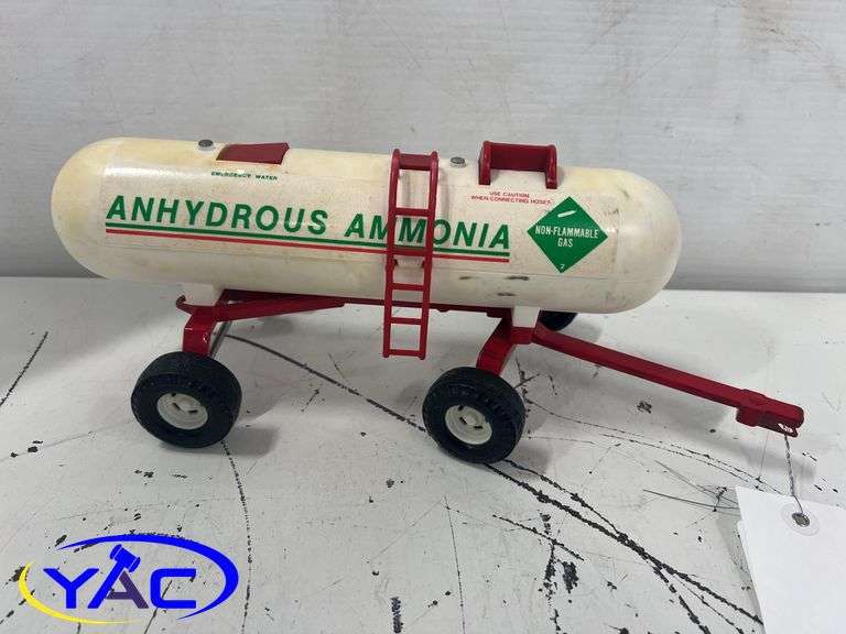 Vintage International Anhydrous Ammonia Tank - 1:16 Scale - YAC Auctions