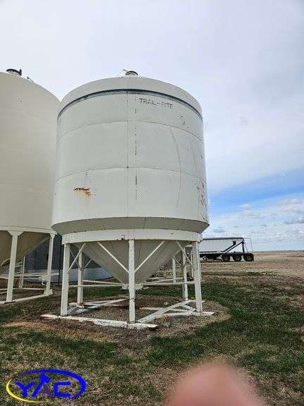 TRAIL RITE FERTILIZER BIN - YAC Auctions