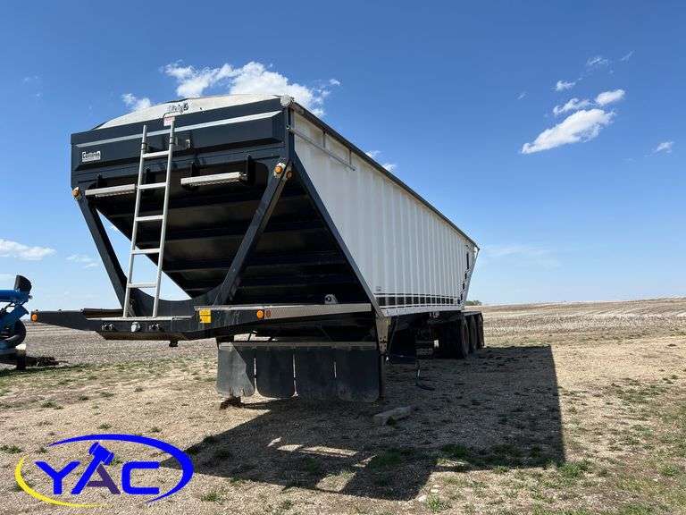 2010 CASTLETON TRI-AXLE GRAIN TRAILER - YAC Auctions