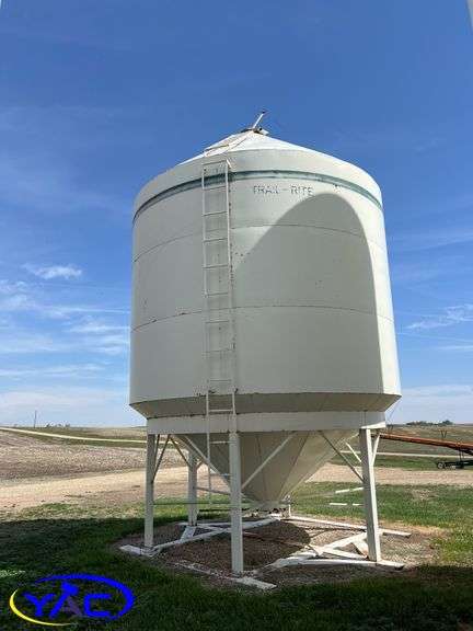 TRAIL RITE FERTILIZER BIN - YAC Auctions