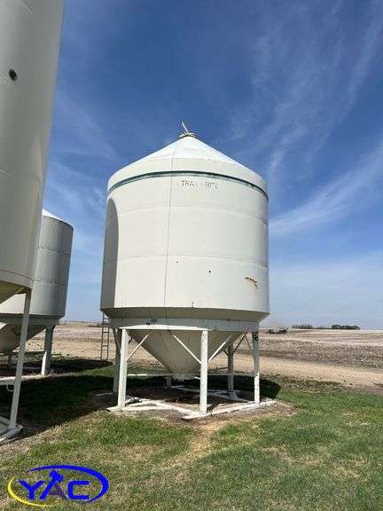 TRAIL RITE FERTILIZER BIN - YAC Auctions