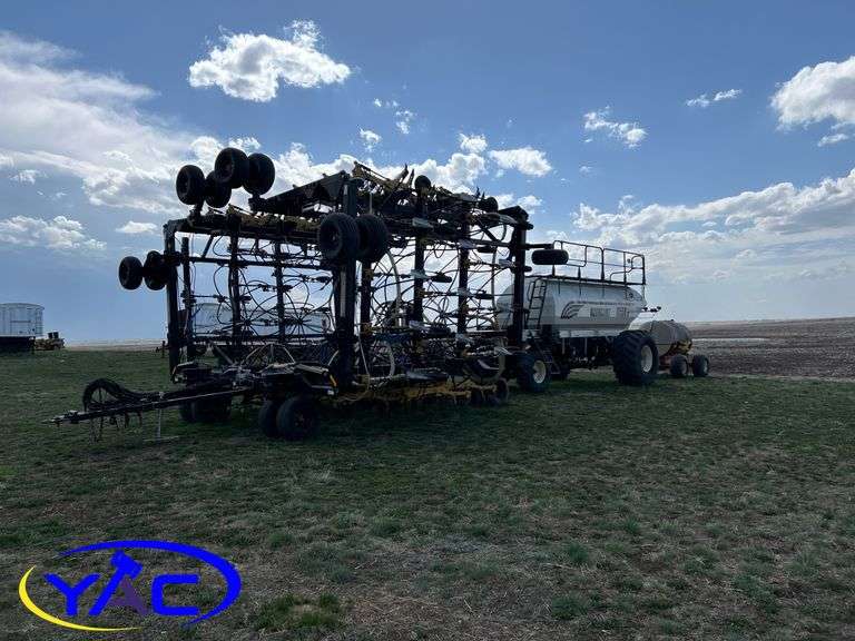 2008 SEEDMASTER 1260 AIR DRILL W/ 800 LIQUID FERTILIZER TANK - YAC Auctions