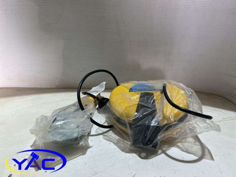 Trouble Light W/ 30' Retractable Cord - YAC Auctions