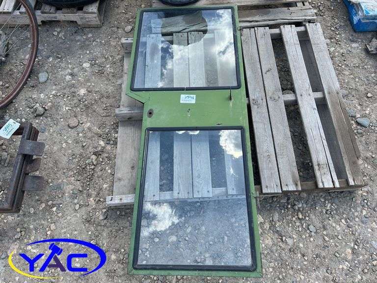 John Deere Tractor Door - YAC Auctions