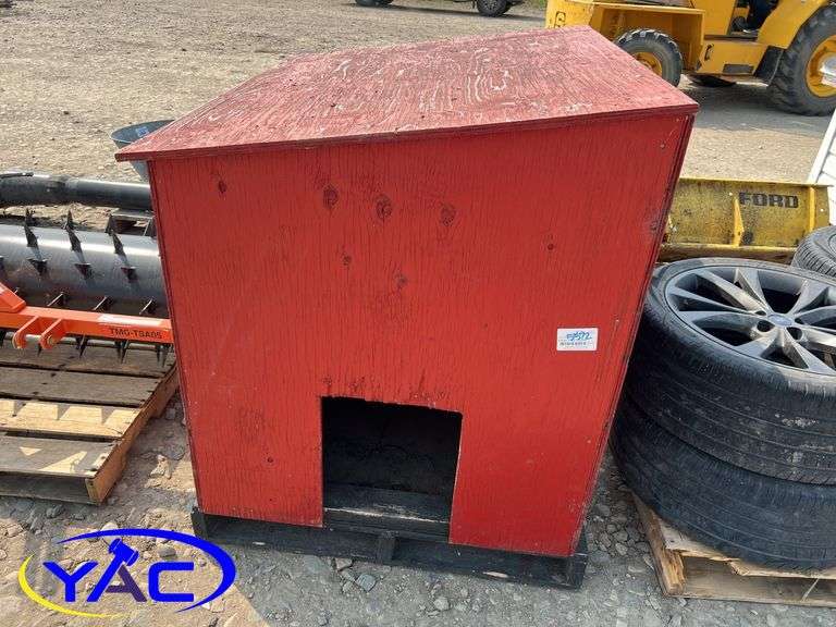 Large Dog House - YAC Auctions