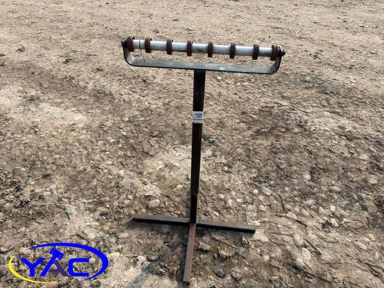Metal Roller Stand - YAC Auctions