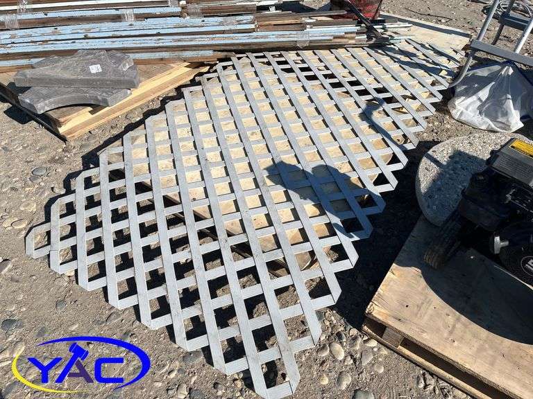 4x8 Grey Vinyl Lattice - YAC Auctions