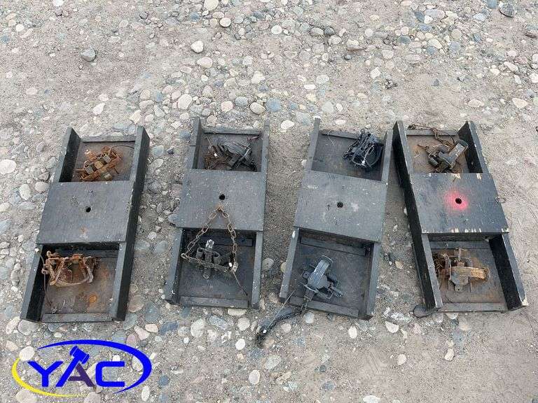 Muskrat Float W/ 2- #1.5 Jump Traps - YAC Auctions