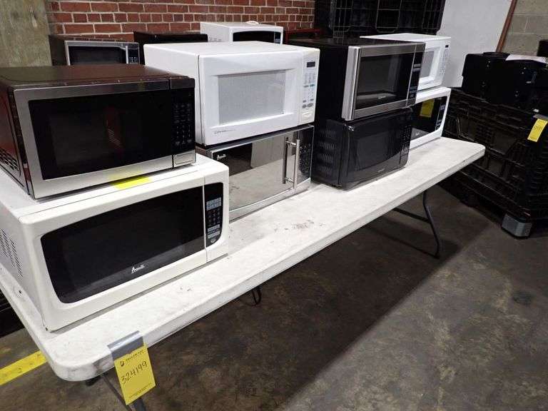 Lot of (8) Assorted Microwaves - Yellow Tag Auctions