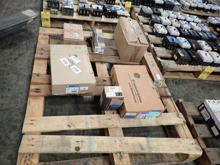 Lot of Assorted Boxes GE Circuit Breakers - Yellow Tag Auctions