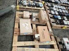 Lot of Assorted Boxes GE Circuit Breakers - Yellow Tag Auctions