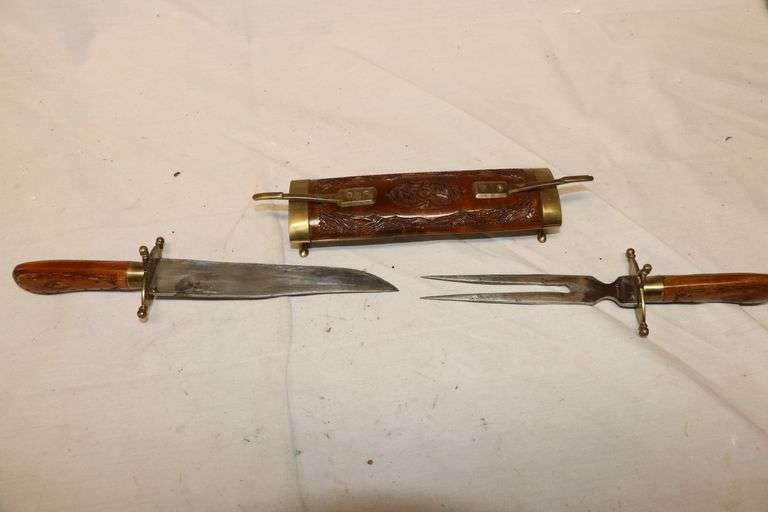 DUAL KNIVES IN SHEATH - Ziemer Hilbrands Auctions
