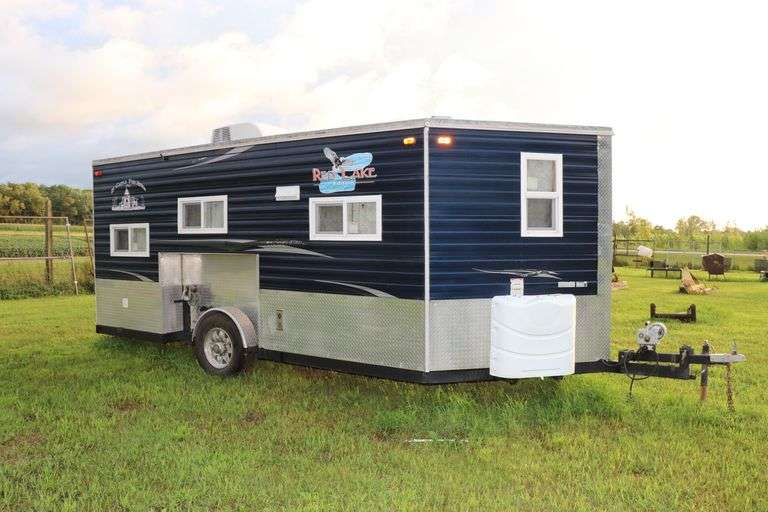 ICE CASTLE FISH HOUSE, RED LAKE EDITION - Ziemer Hilbrands Auctions