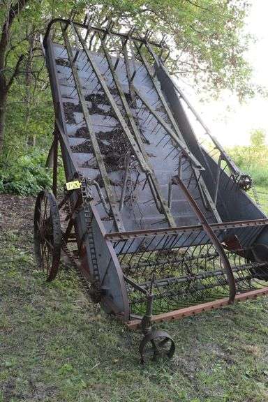 NEW IDEA HAY LOADER - Ziemer Hilbrands Auctions