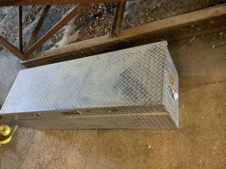 DEE ZEE TOOL BOX 5 FT LONG - Ziemer Hilbrands Auctions