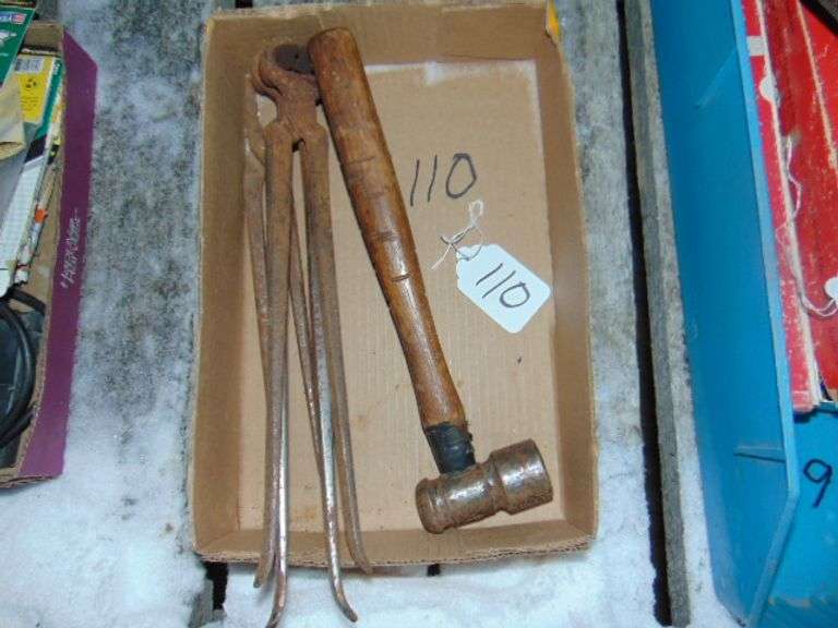 1 BOX HOOF KNIPPERS, CLINCHER, HAMMER - Ziemer Hilbrands Auctions