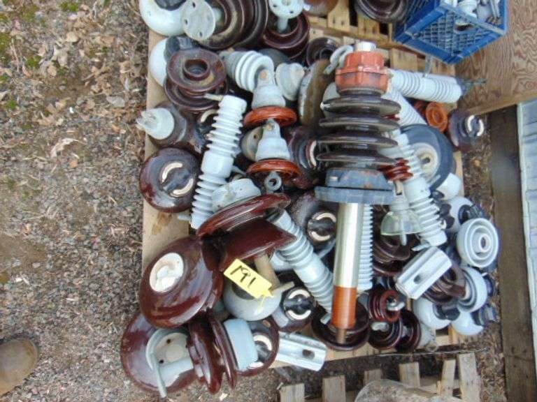 PALLET OF ELECTRIC INSULATORS - Ziemer Hilbrands Auctions