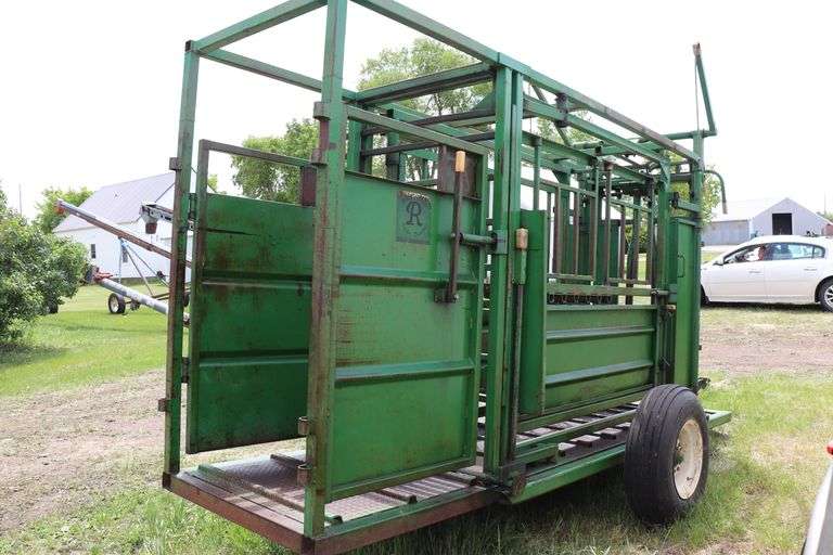 REAL INDUSTRIES PORTABLE CATTLE CHUTE WITH PALP CAGE, AUTO CATCH HEAD ...
